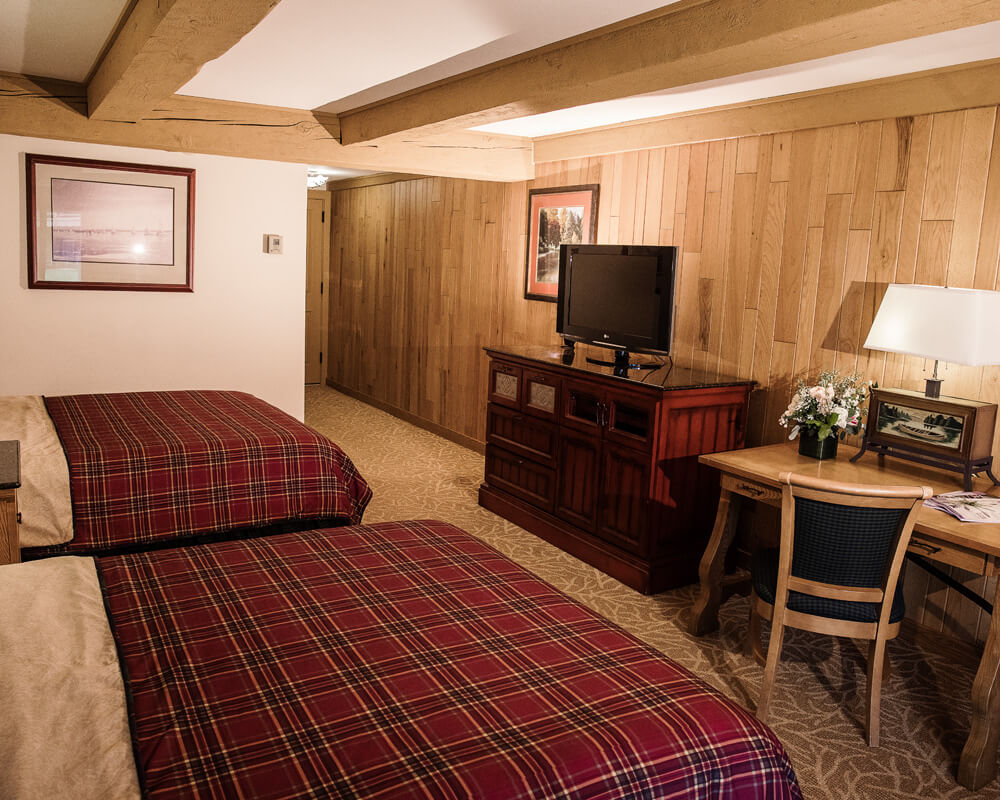 Lodges Queen Room - Lake Lawn Resort