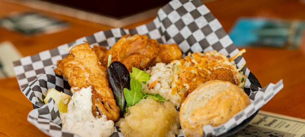 the Lookout Bar & Eatery - Lake Lawn Resort